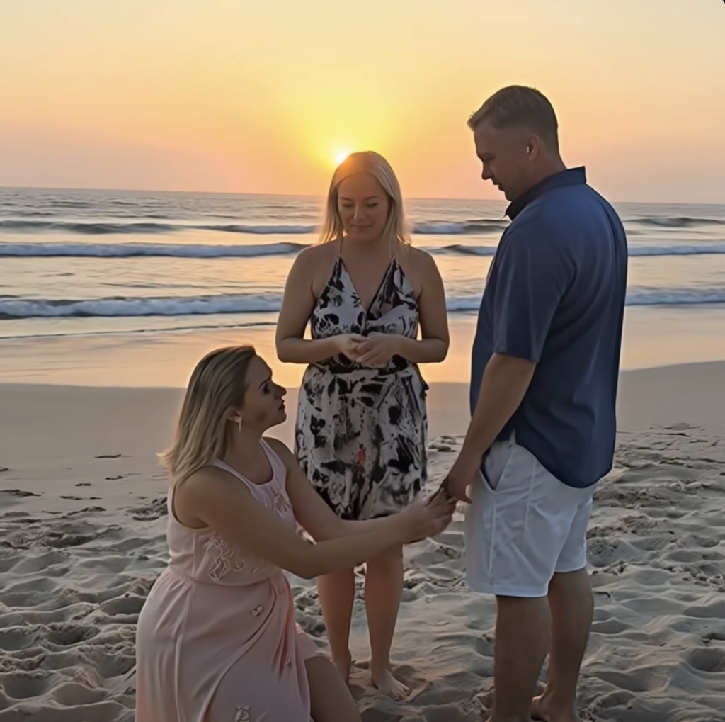 Я отдыхала с мужем на пляже когда к нам подошла женщина опустилась на ...